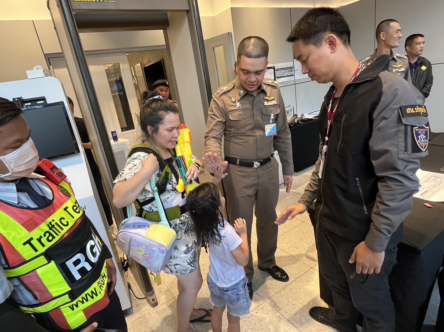 ตำรวจปทุมวันช่วยเหลือเด็กพลัดหลงกับครอบครัว – สถานีตำรวจนครบาลปทุมวัน